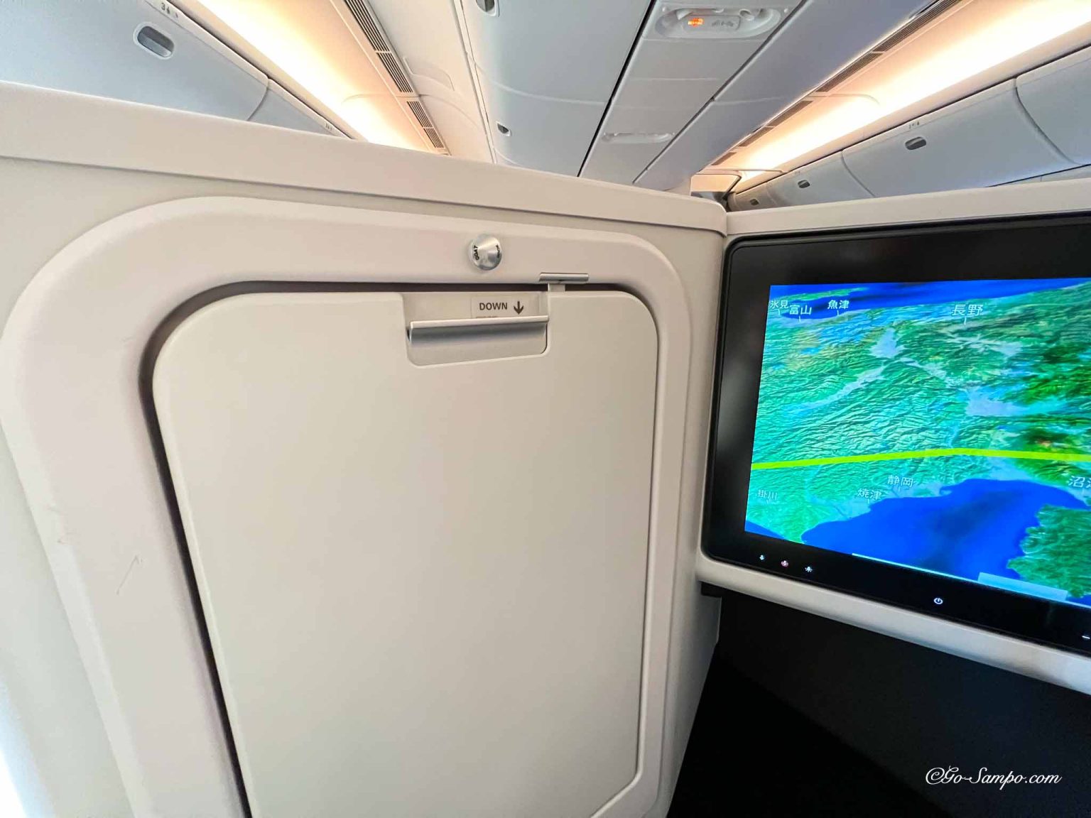 【搭乗記】B777-200 ビジネスクラスシート中央席が最強すぎた！（羽田→那覇）